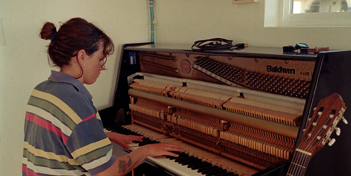 Leah Pakpour and her music project "Sunbreather"